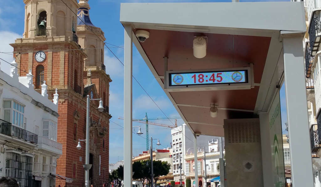 Las pantallas de las paradas del tren tranvía se encienden para las ...