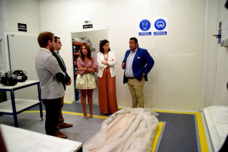 La alcaldesa isleña y la delegada territorial de Economía visitan la ...